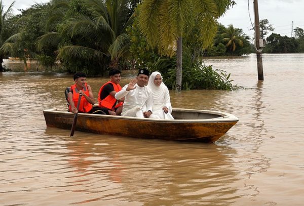 M'sian couple stuck in Kedah flood proceeds with wedding shoot, makes the best of bad situation