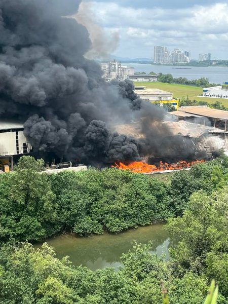 Massive fire breaks out at Kranji Crescent warehouse, SCDF urges public ...