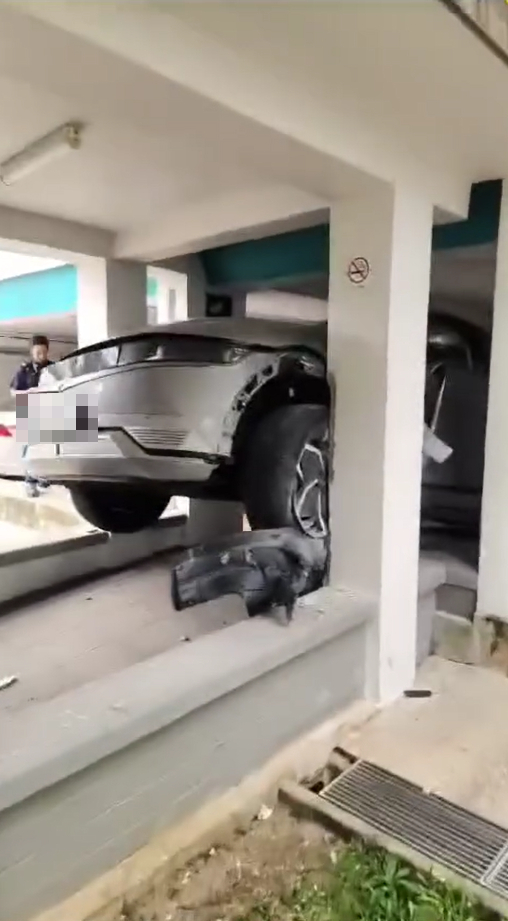 Car crashes into pedestrian walkway in Toa Payoh car park, gets stuck in corridor