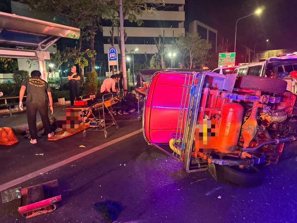 Tuk-tuk race in Thailand ends in crash, leaving driver with severe head ...
