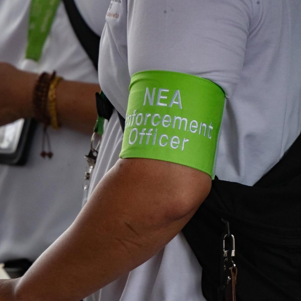 Man urinates in drain & offers S$7 bribe to NEA officers to avoid fine ...