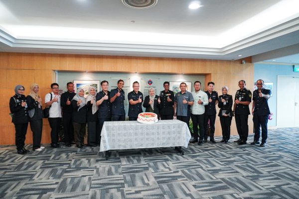ICA presented with SG60 cake from M'sia for National Day, comes with ...