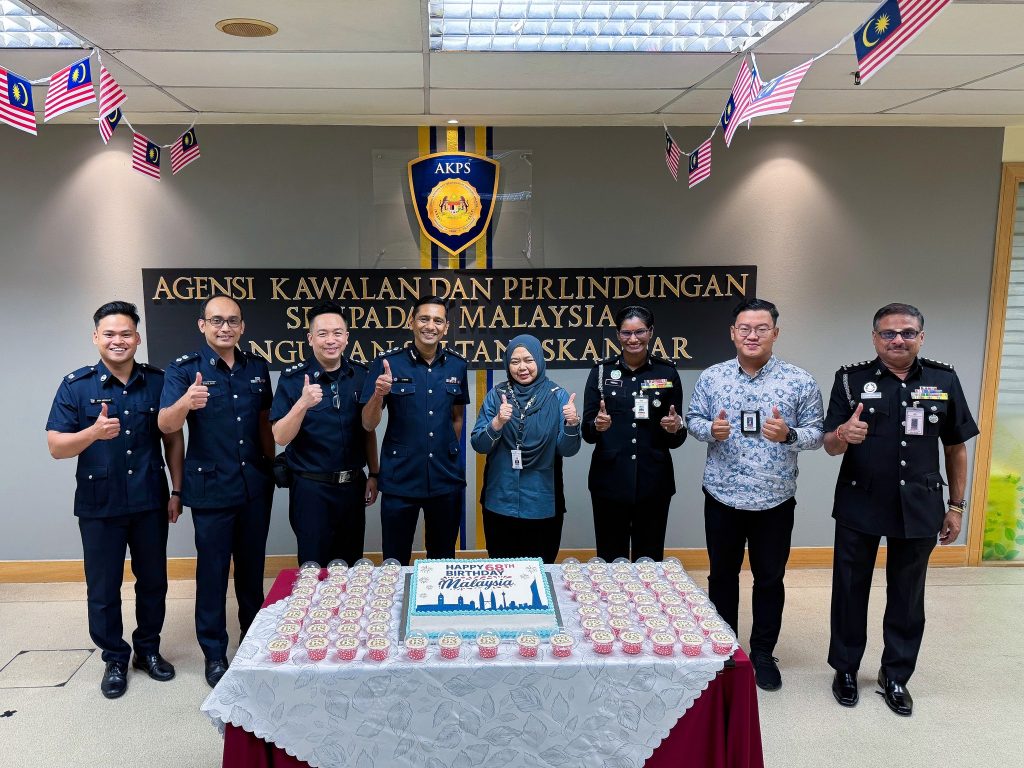 ICA presents cakes & cupcakes to M'sia for Merdeka Day, looks forward ...
