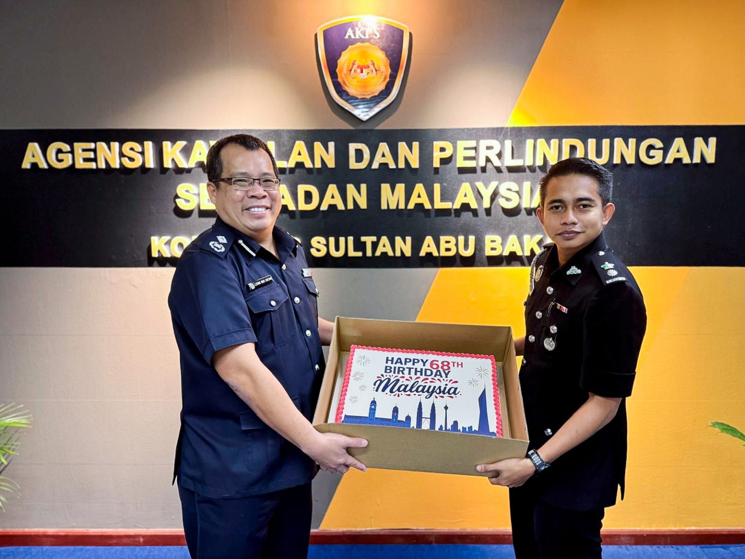 ICA presents cakes & cupcakes to M'sia for Merdeka Day, looks forward ...