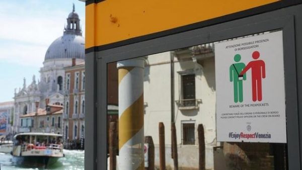 Pickpockets in Venice sue activists who film them in the act, accuse ...