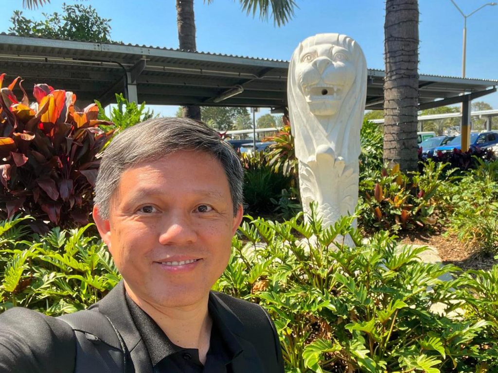 Chan Chun Sing snaps selfie with Merlion statue at Rockhampton Airport ...