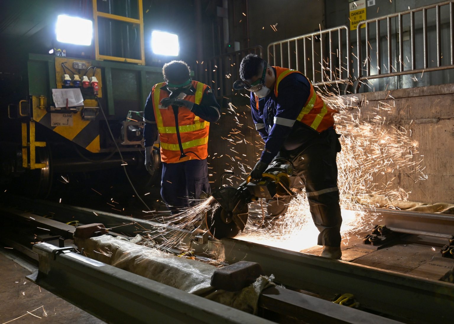 Over 20 SBS Transit engineers & contractors work overnight to replace ...