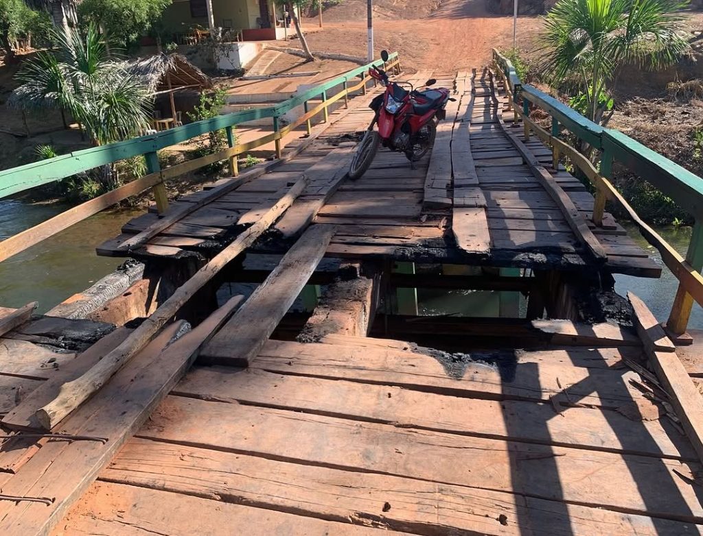 Wooden bridge in Brazil collapses with large truck on it, bystanders ...