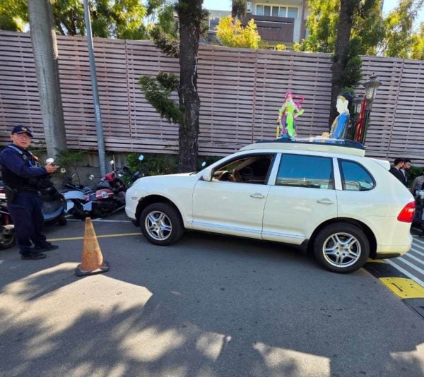 Hearse in Taiwan rolls into crowd after driver leaves it parked, 3 injured