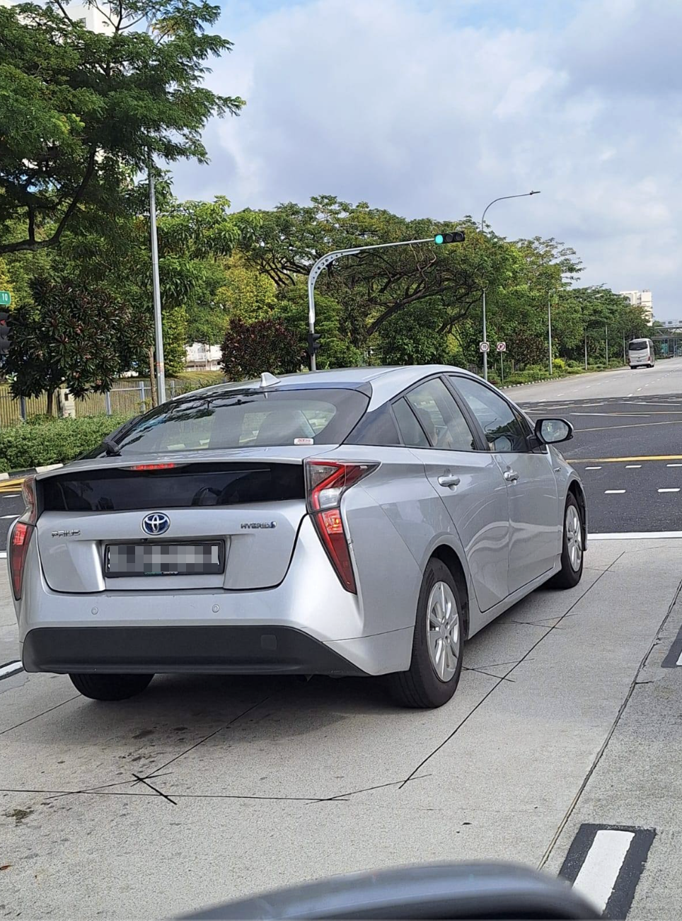 Driver called out for flashing middle finger after stopping at green ...
