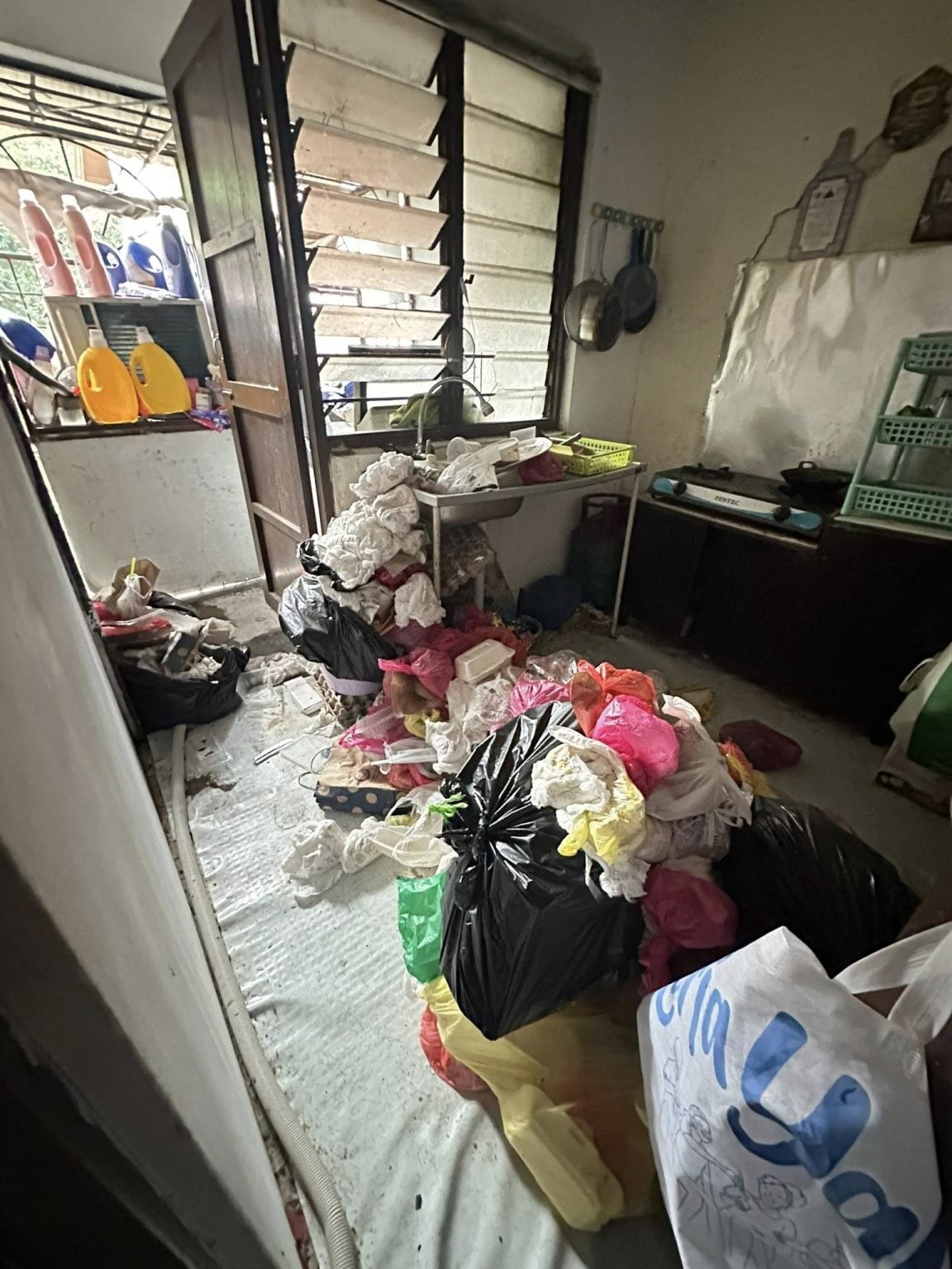 Couple in M'sia leaves landlord's home mouldy & maggot-infested after ...