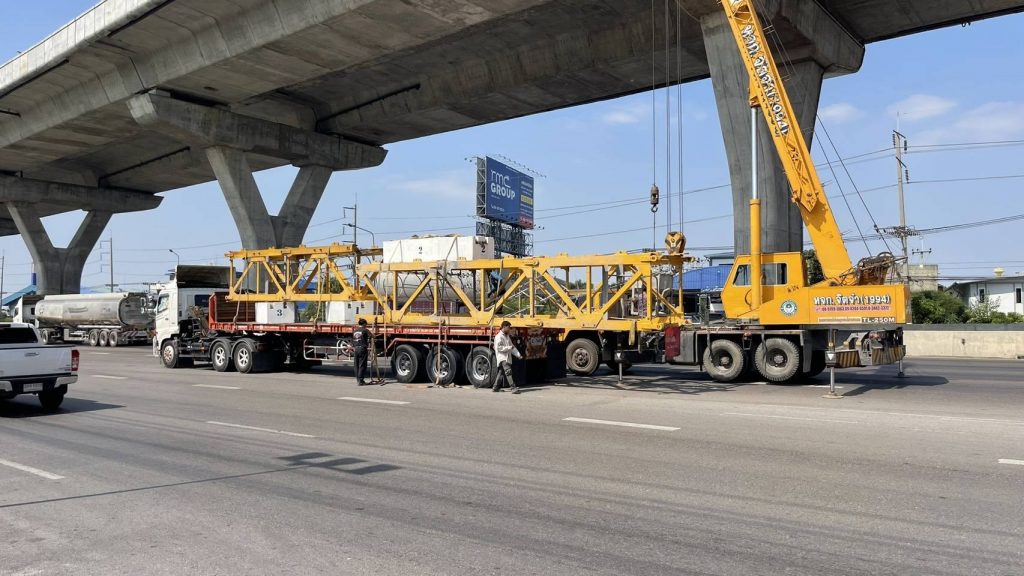 Large metal frame falls off 22-wheeler truck in Thailand, nearly ...