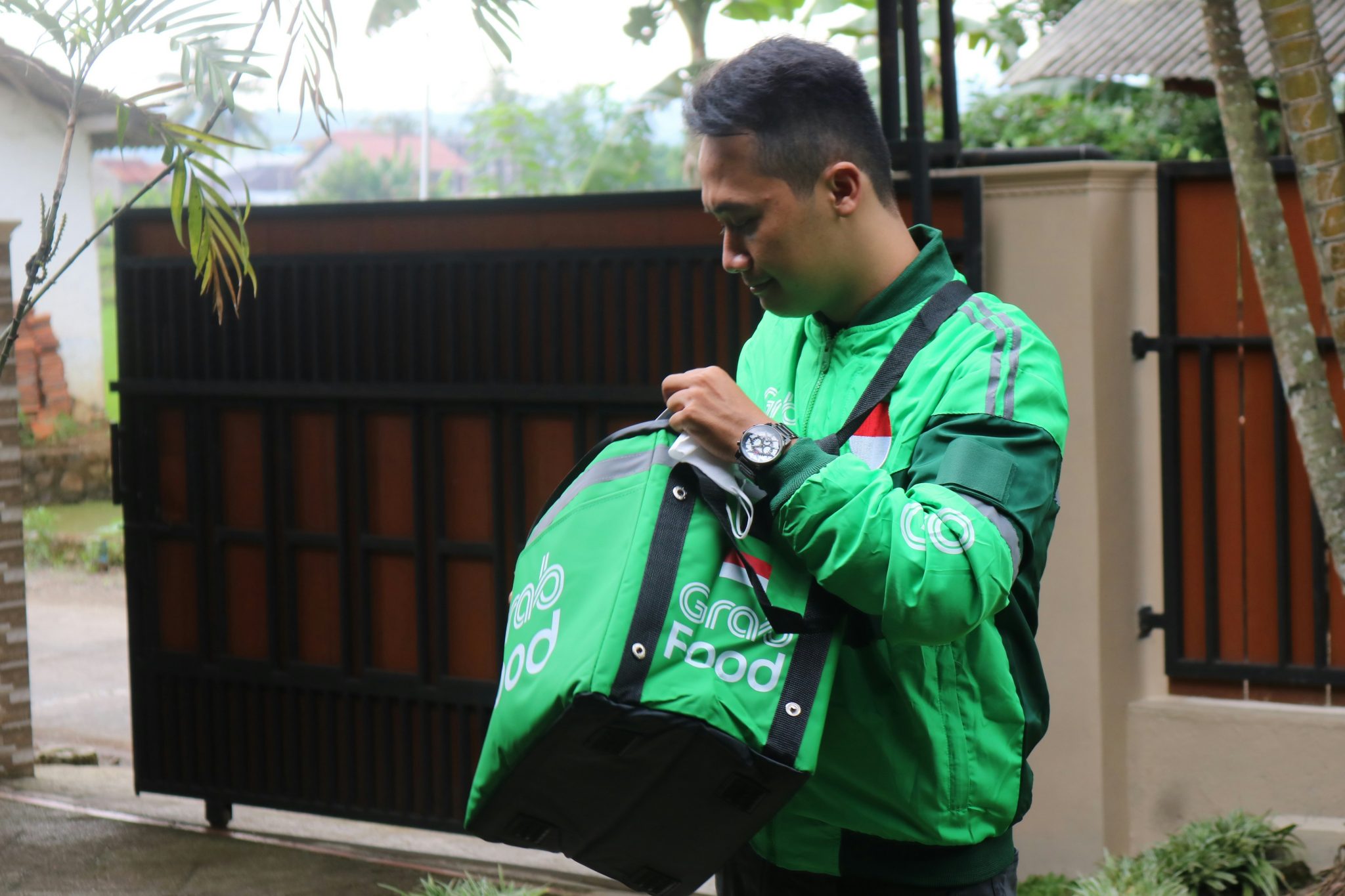 ‘Very unhygienic’: Grab customer in S'pore fumes after food order ...