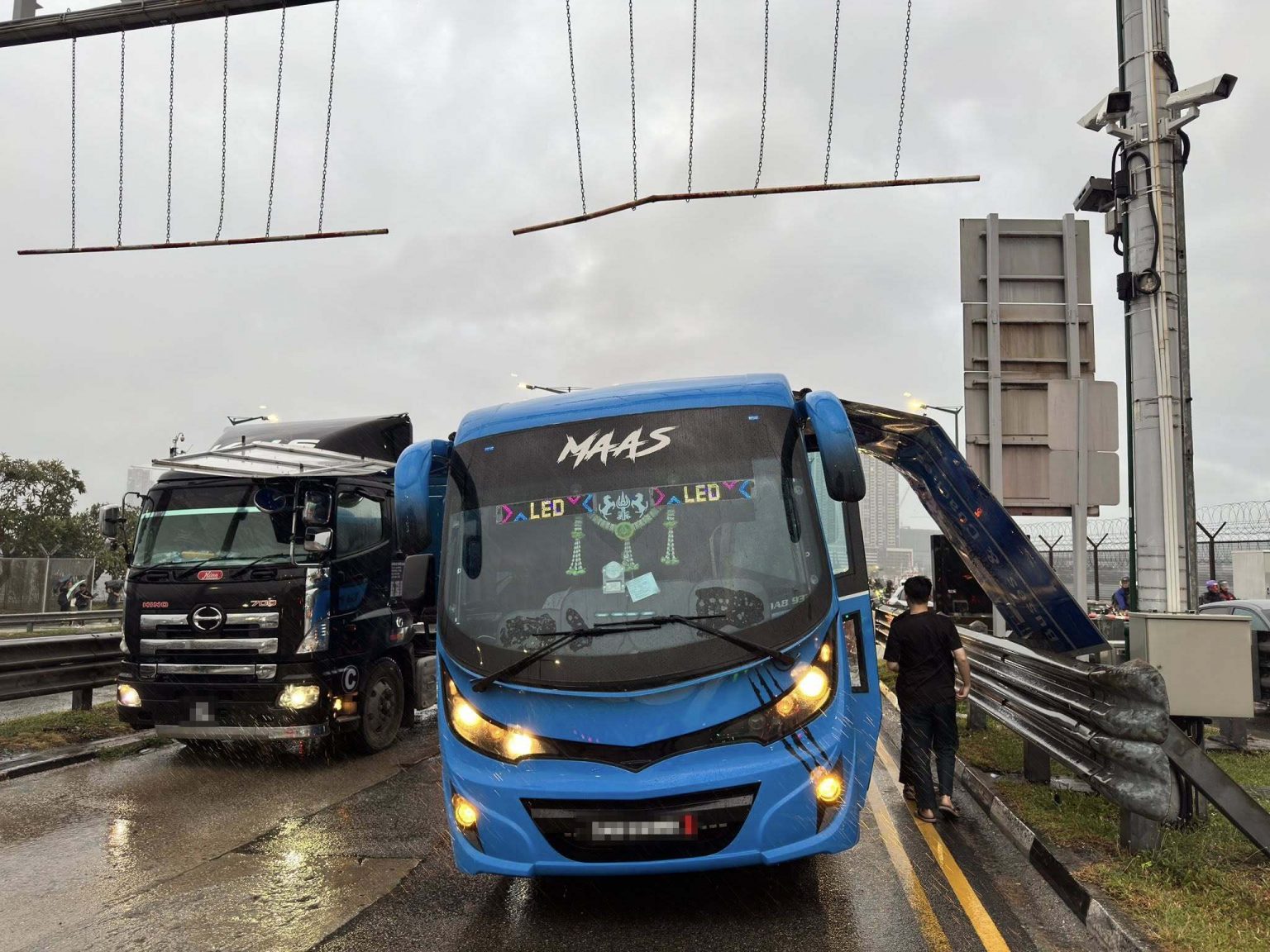 M'sian-registered bus hit by falling sign at Woodlands Checkpoint ...