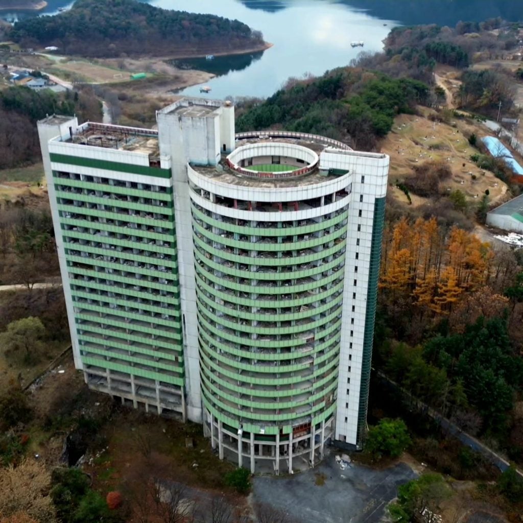 4 students find dead body while exploring 'haunted' abandoned resort in ...